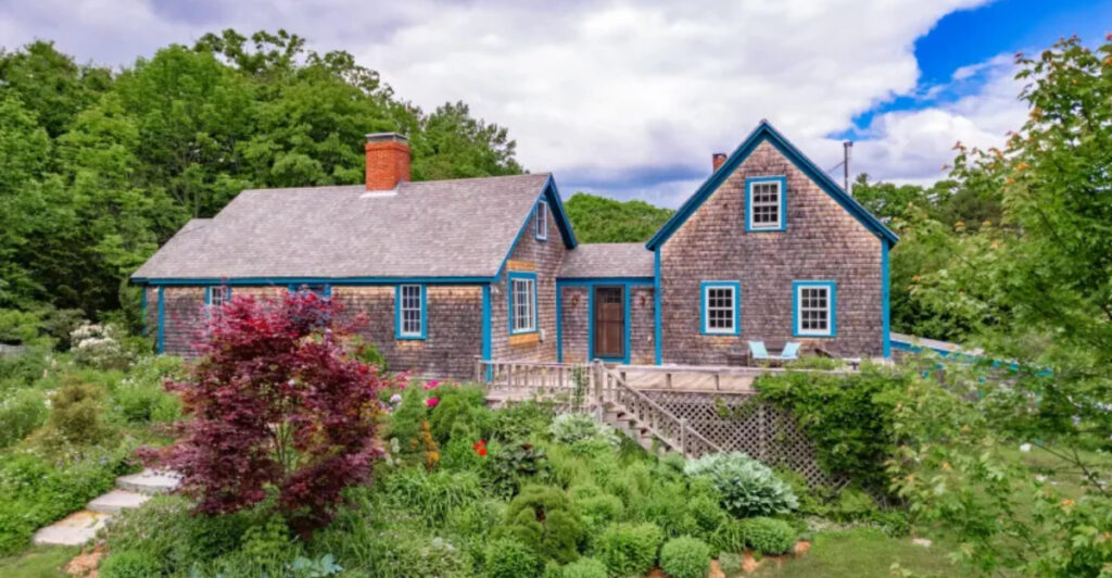 15 Charming Homes In Saltbox Style